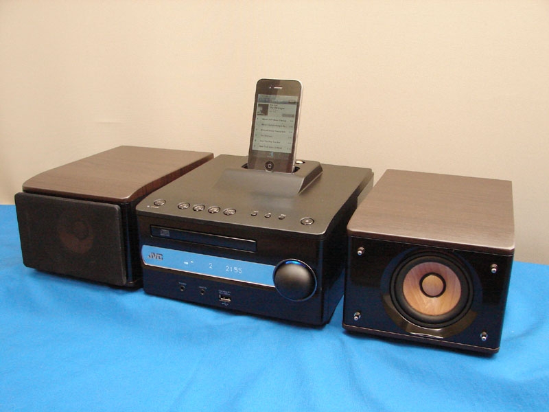 価格.com - 『iPhoneをドックに装着した様子。』JVC EX-S1-B [ブラック] 鴻池賢三さんのレビュー・評価投稿画像・写真「操作が簡単！機械が苦手な方に 」[40827]