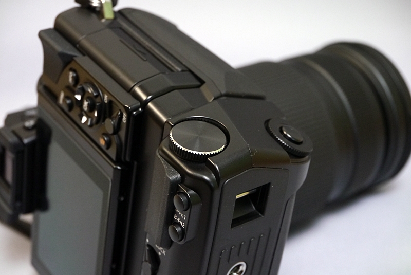 価格.com - 『HLD-6のダイヤル・ボタン類』オリンパス HLD-6 プジョ雄さんのレビュー・評価投稿画像・写真「グリップ部分は秀逸 ...