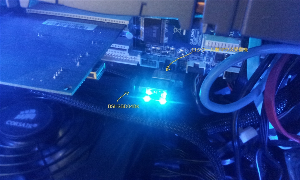 価格.com - 『見づらいですが、手前がBSHSBD04BK、奥にロジクール製マウスの受信機があります。』バッファロー BSHSBD04BK [ブラック] ぷ～♂さんのレビュー・評価投稿画像 ...